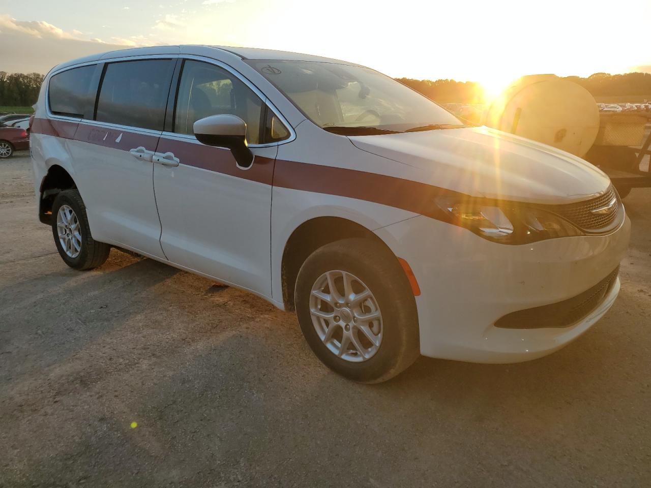 Купить автомобиль CHRYSLER VOYAGER LX 2023 из США. Цена - 13500 ...