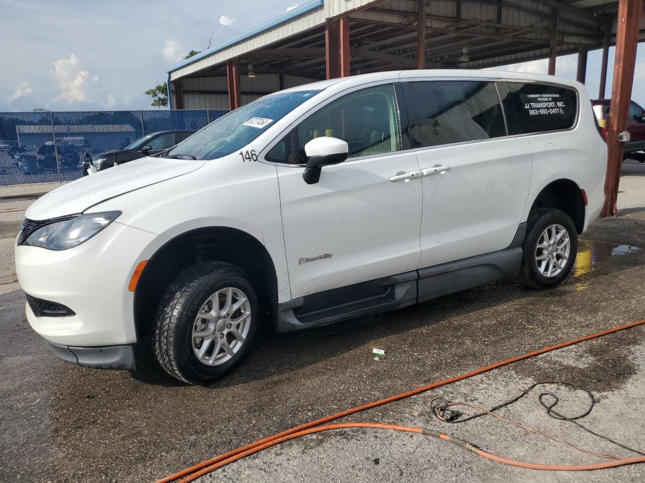 Купить автомобиль CHRYSLER VOYAGER LX 2022 из США. Цена - 7900$. Пробег ...